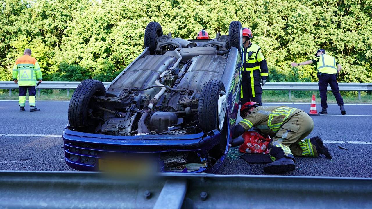 Auto slaat over de kop op A27, na botsing met vrachtwagen - Omroep Brabant