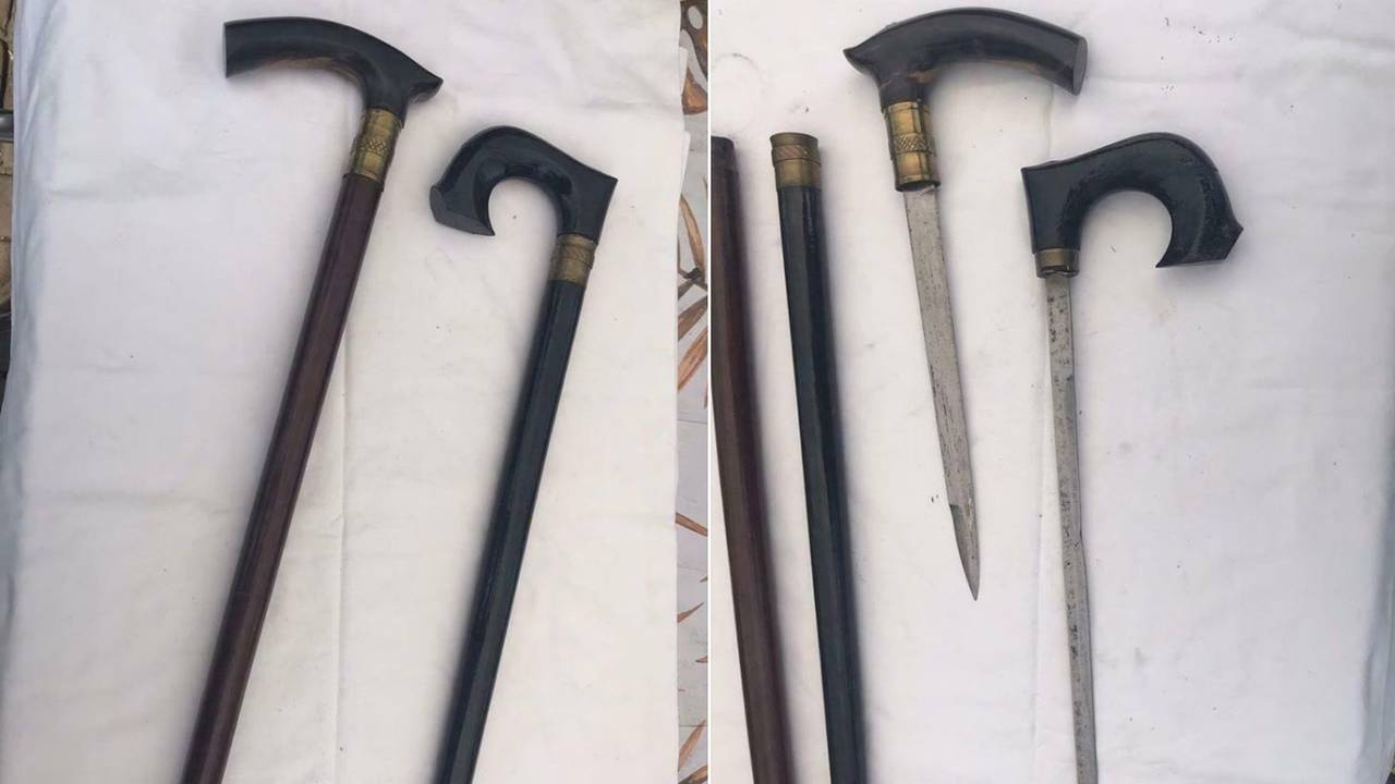 Wandelstokken met verborgen messen gevonden in huis in Waalwijk ...