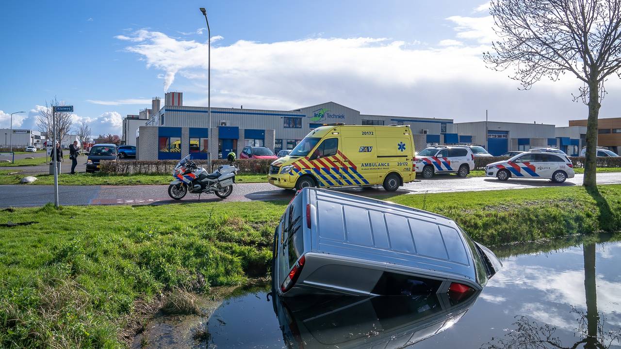 Zwaargewonde bij ongeluk in Waalwijk: bestelbus belandt in sloot - Omroep Brabant