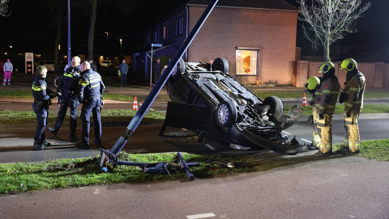 112-nieuws: auto op z'n kop in Veghel • noodstop trein vanwege ...