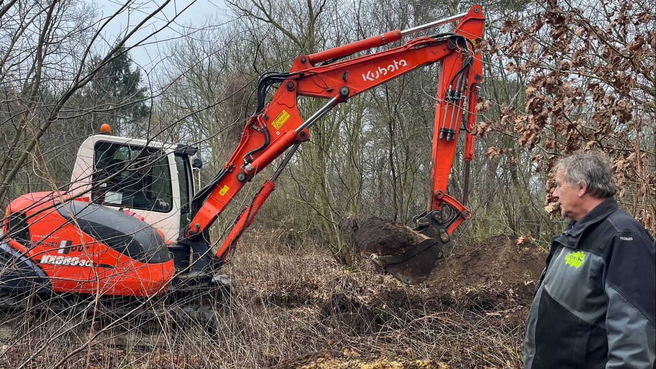 Ondergelopen hondenpension graaft eigen sloot om water weg te sluizen ...