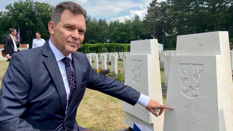 Bemanning neergestorte bommenwerper heeft na 80 jaar een laatste ...