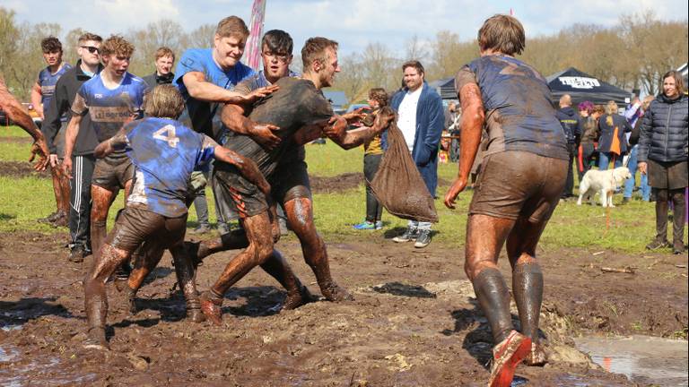 Lekker worstelen in de modder: bekijk de foto's - Omroep Brabant