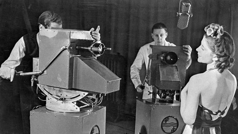 70 jaar televisie? De allereerste tv-uitzendingen kwamen van Philips ...