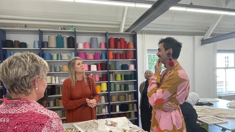 Koningin Máxima borduurt haar eigen gordijnen op een Tilburgse zolder ...
