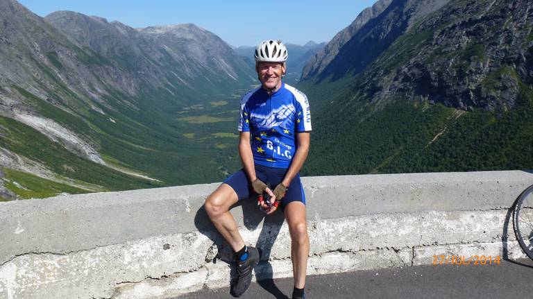 Voetballer gaat wielrennen en levert een unieke prestatie - Omroep Brabant