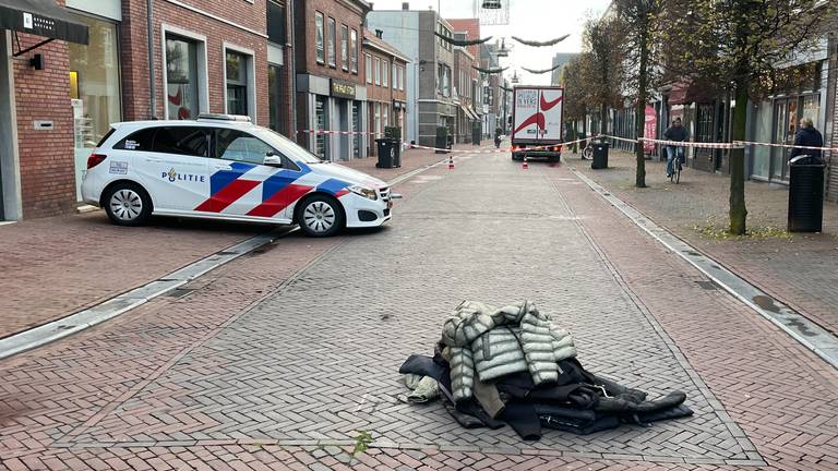 Dieven laten een berg kleding op straat achter na ramkraak - Omroep Brabant