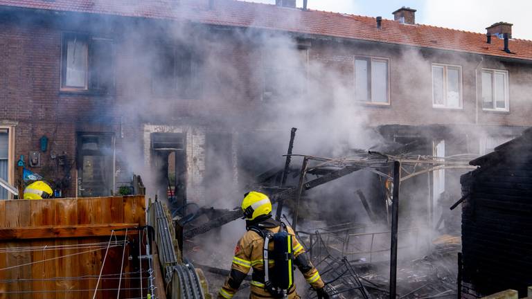 Vuur slaat razendsnel om zich heen bij verwoestende brand, vrouw gewond ...