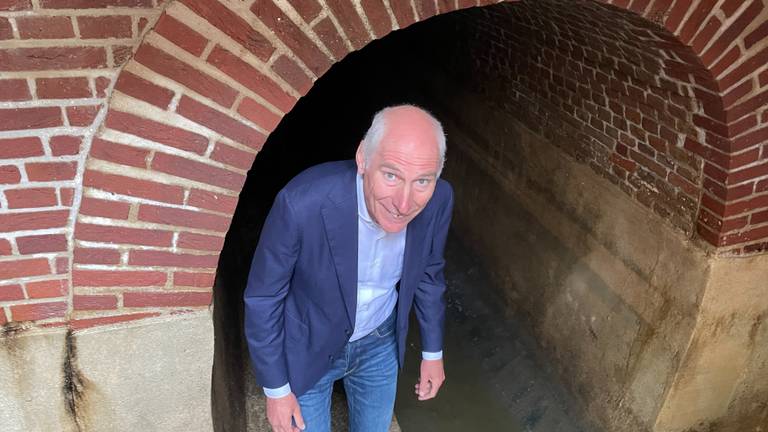 Jan werkt al zijn hele leven in het riool en nu geeft hij er ...