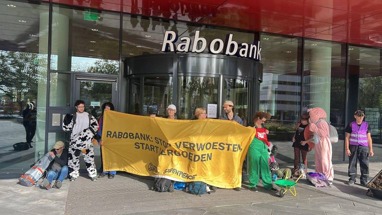 Activisten blokkeren ingang Rabobank: 'Stop met verwoesten van de ...