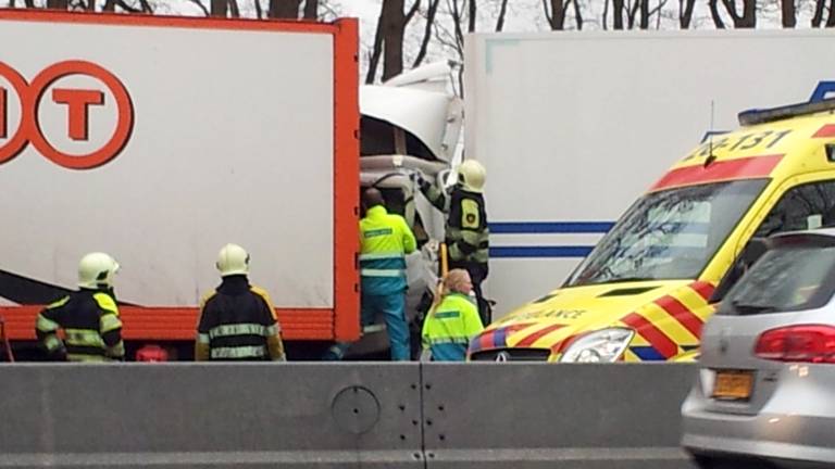 A27 bij Oosterhout weer open na ongeluk met vrachtwagens - Omroep Brabant