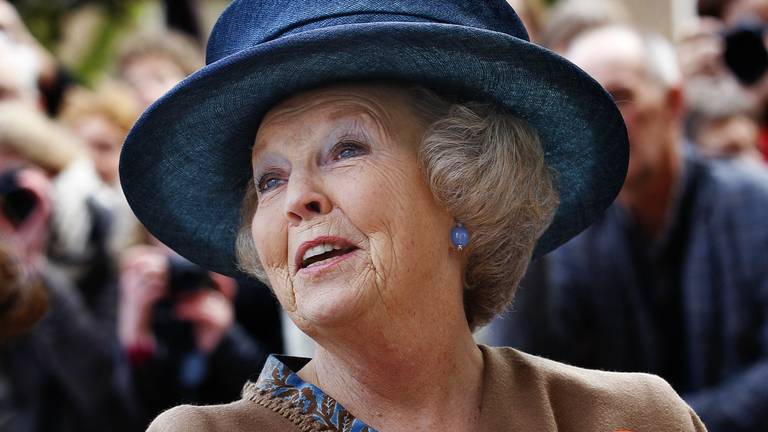 Koningin Beatrix opent expo in voormalige SM's in Den Bosch - Omroep ...