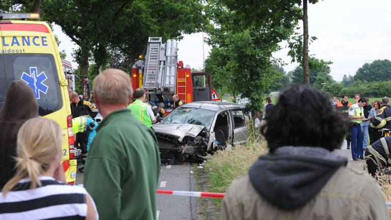 Drie gewonden bij frontale botsing tegen boom op Oude Grintweg Oirschot - Omroep Brabant