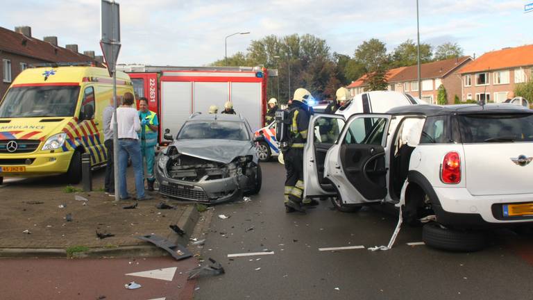 Gewonde bij botsing tussen twee auto's Geldrop - Omroep Brabant