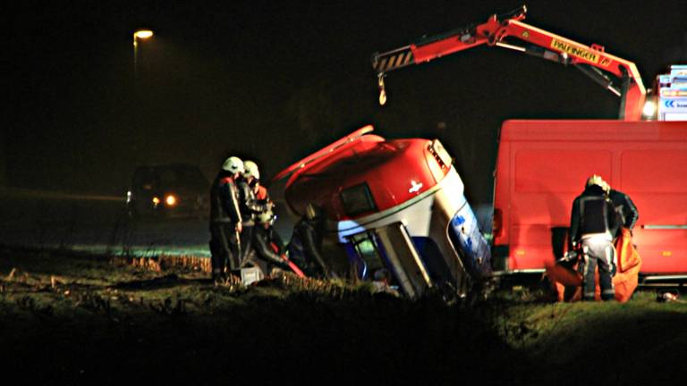 Vrouw zwaargewond bij ongeluk op provinciale weg Lieshout, paard belandt in sloot - Omroep Brabant