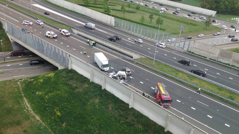 Dode en zwaargewonden bij ongeluk op A59 bij Rosmalen - Omroep Brabant Dode en zwaargewonden bij ongeluk op A59 bij Rosmalen - Omroep Brabant