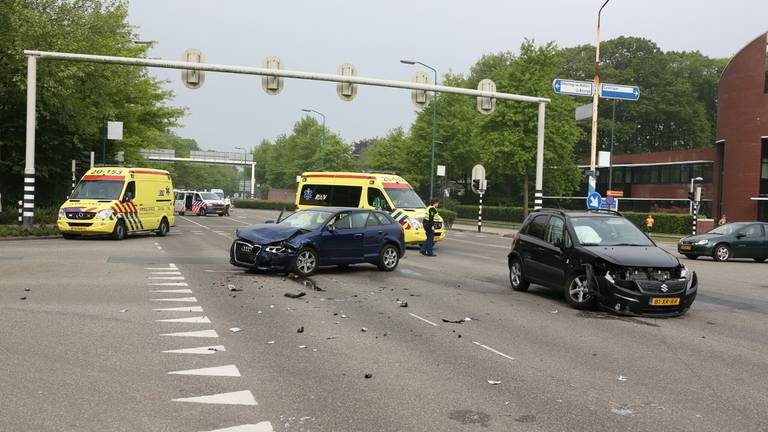 Verkeerslichten vallen uit, twee auto's botsen op elkaar in Kaatsheuvel - Omroep Brabant