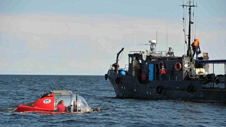 Russische president Poetin duikt naar scheepswrak met Bredase duikboot ...