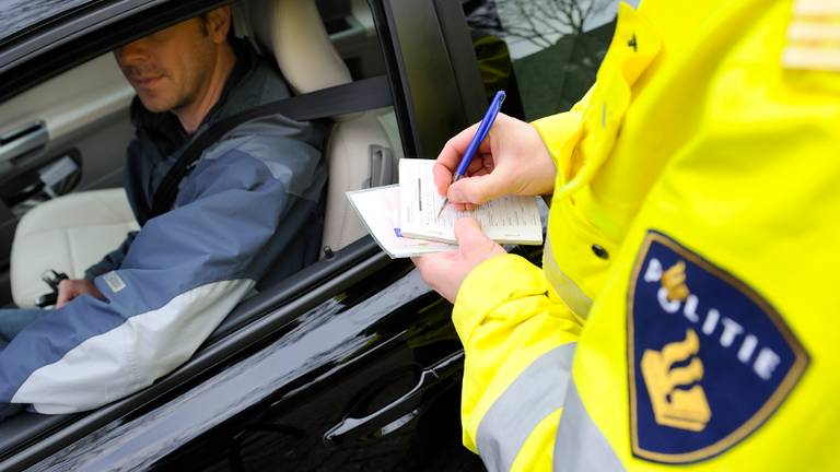 Voor de derde keer rijden zonder rijbewijs: auto inleveren - Omroep Brabant