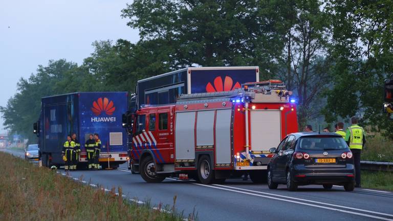 N279 bij Heeswijk-Dinther uur lang dicht na botsing vrachtwagen en auto: slachtoffer naar ...