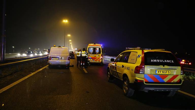 Zwaar ongeluk met vier auto's op A27, snelweg weer open - Omroep Brabant