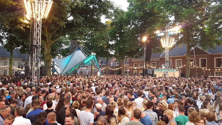 Het plein gaat los tijdens het Sterren Muziekfeest in Hilvarenbeek - Omroep Brabant