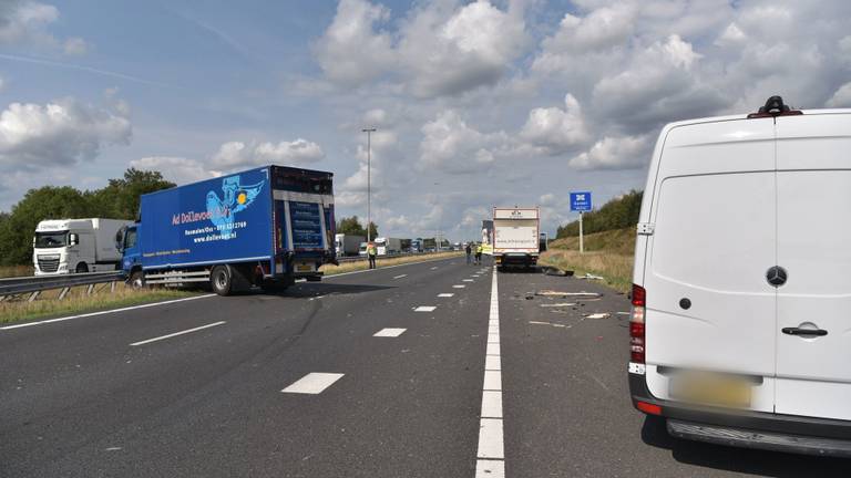 Vrachtwagens botsen op elkaar op A16, snelweg lange tijd dicht maar nu weer open - Omroep Brabant