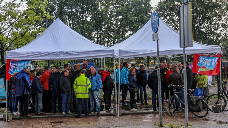 Zeer drukke ochtendspits door staking openbaar vervoer - Omroep Brabant Zeer drukke ochtendspits door staking openbaar vervoer - Omroep Brabant