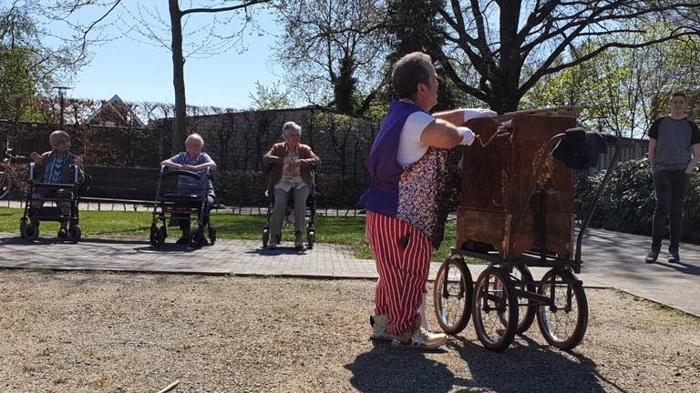 Clown Milko vrolijkt met zijn mini-orgel de bewoners van zorgcentrum ...