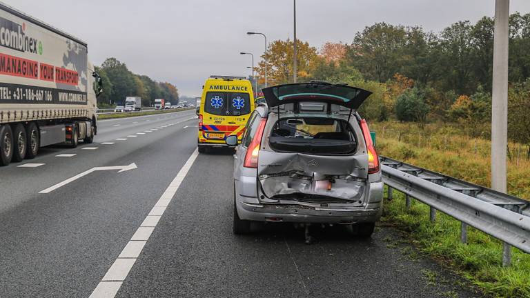 Gewonde bij ongeluk op A67 bij Asten, kinderen nagekeken in ambulance ...