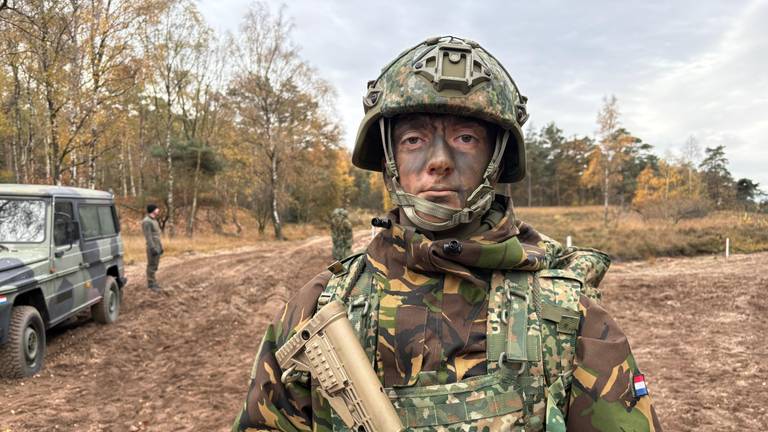 Opgeleid tot militair voor studiepunten, Daan volgt training van ...
