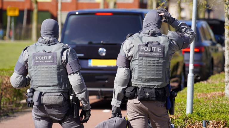 Arrestatieteam pakt man op, verdachte geblinddoekt meegenomen - Omroep ...
