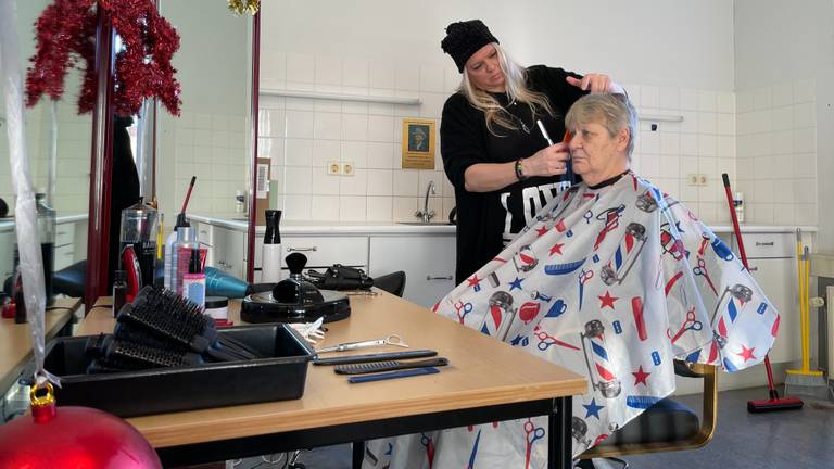 Pascale knipt gratis omdat mensen het niet kunnen betalen: 'Veel ...