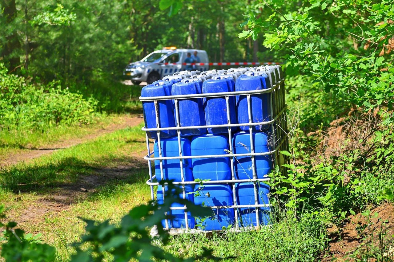 Pallet vol blauwe vaten gevonden in buitengebied van Riethoven - Omroep ...