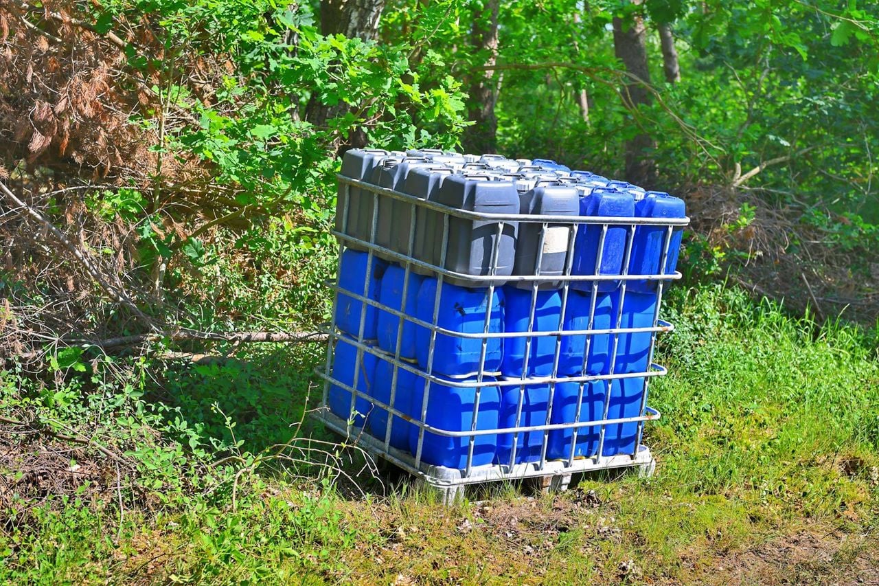 Pallet vol blauwe vaten gevonden in buitengebied van Riethoven - Omroep ...