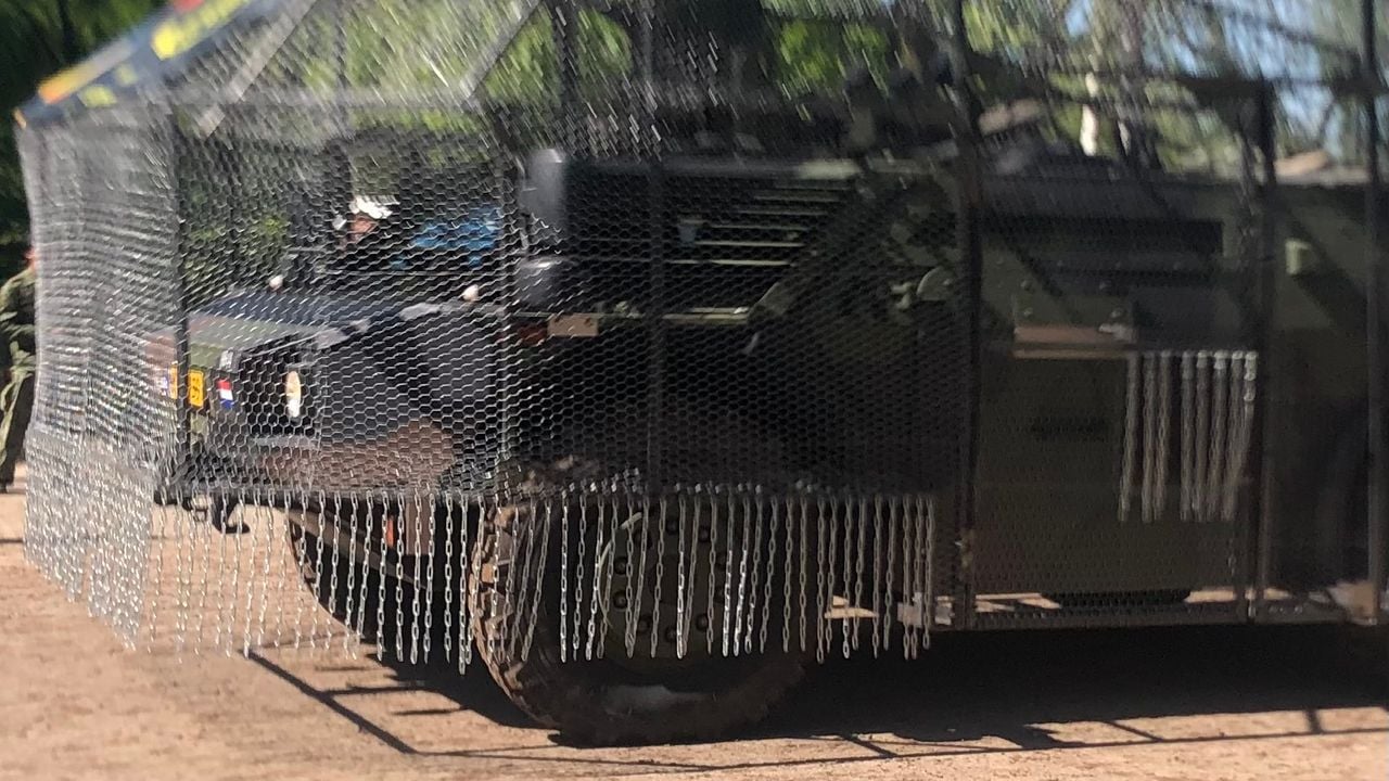 Militairen Oirschot pronken met deze kippengaas-pantserwagen tegen ...