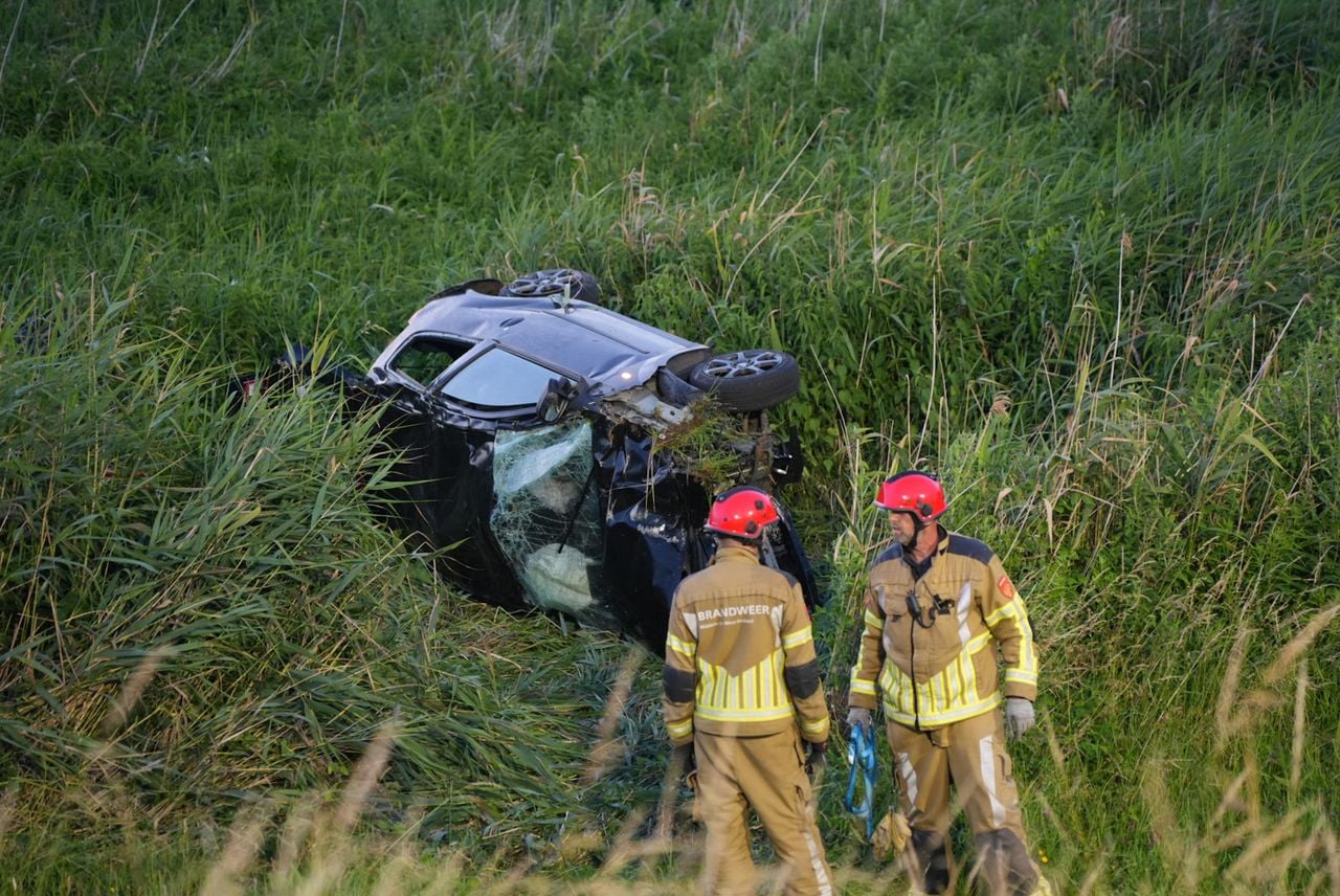 Man zwaargewond nadat hij van de weg raakt en met auto van dijk tolt ...
