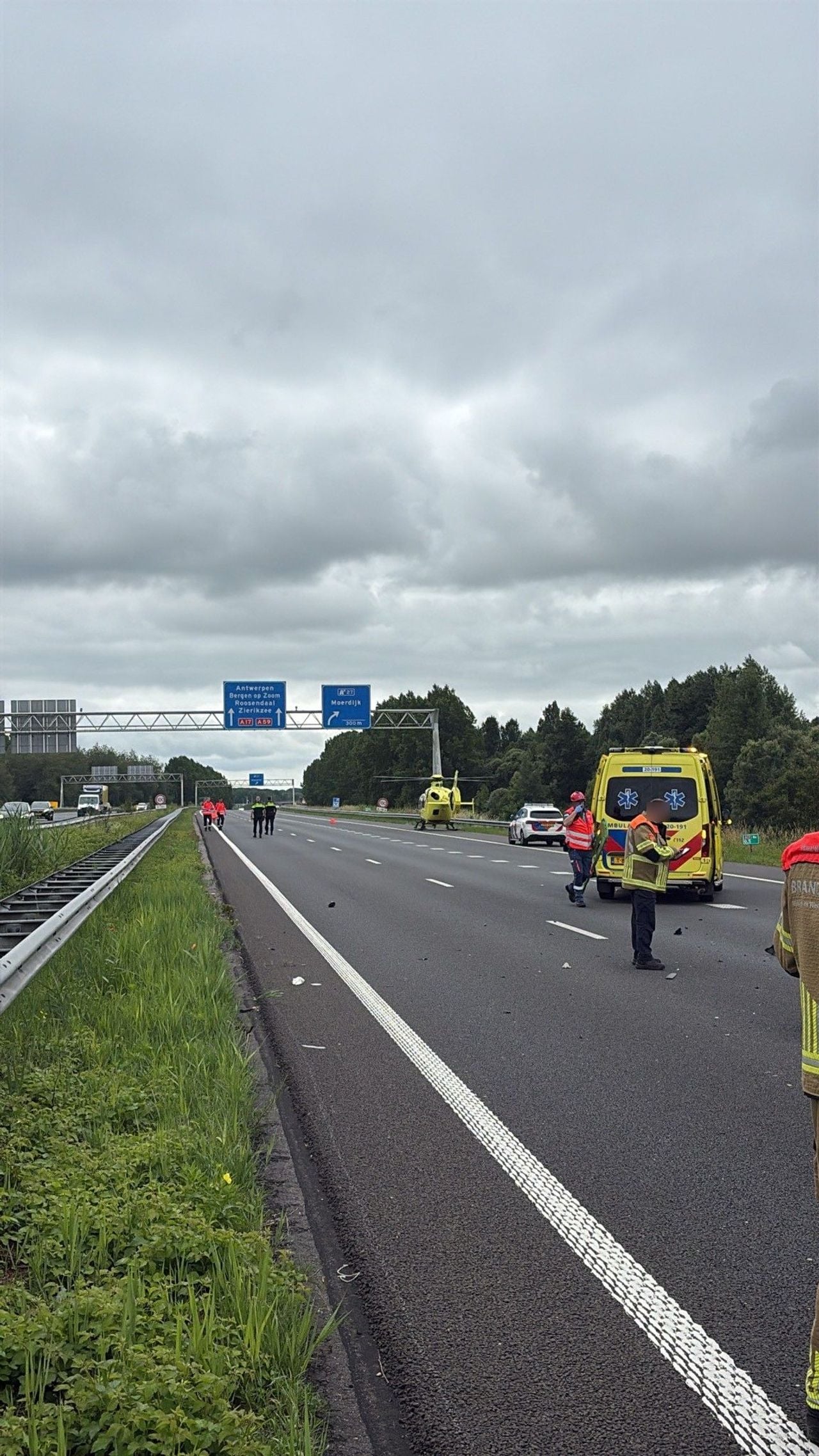 A17 richting Roosendaal dicht door ongeluk, traumahelikopter geland ...