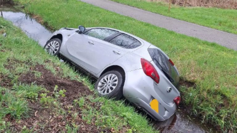 112-nieuws: vrachtauto lekt vloeistof • auto landt bij A27 in een beek ...