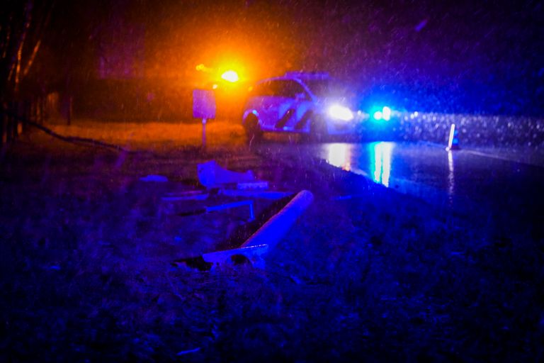 112-nieuws: auto botst tegen boom • bestelbus belandt in greppel ...