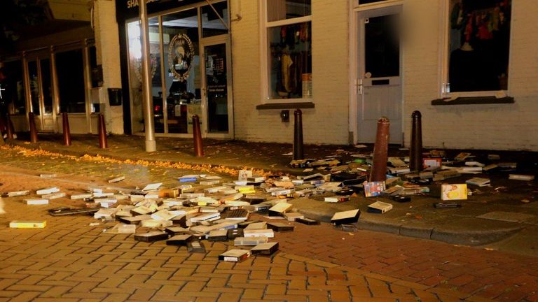 Man gooit honderden videobanden en een computer uit het raam op straat ...