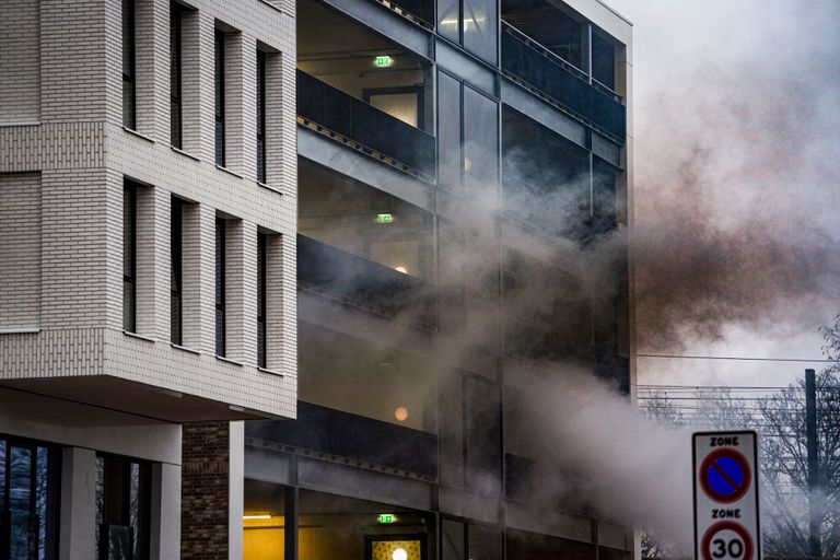 Auto van Kim brandt uit in parkeergarage: 'Ik rook al iets geks ...