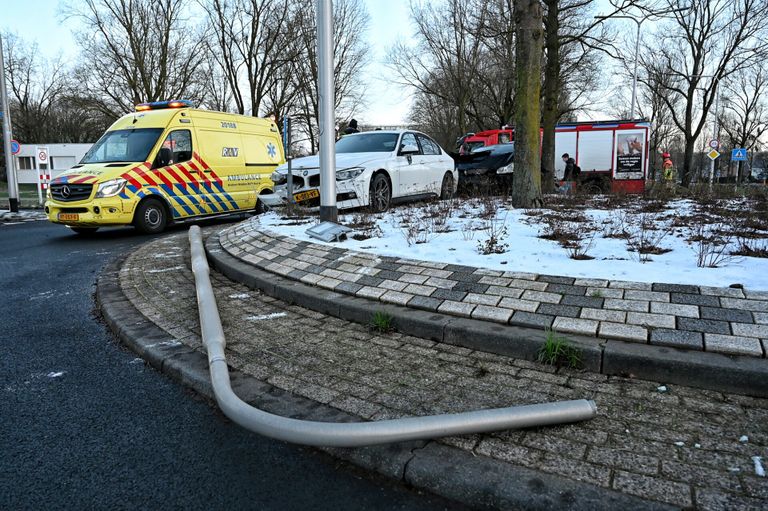Drie gewonden en ravage op rotonde na botsing - Omroep Brabant