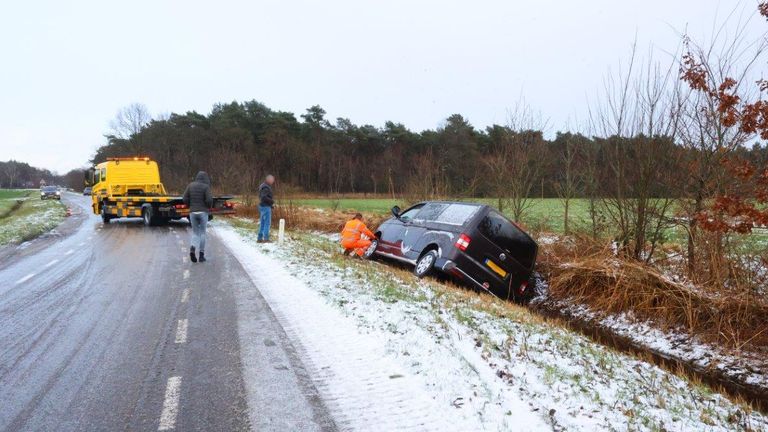 112-nieuws: auto botst tegen boom • bestelbus belandt in greppel ...