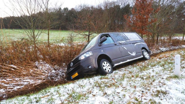 112-nieuws: auto botst tegen boom • bestelbus belandt in greppel - Omroep Brabant