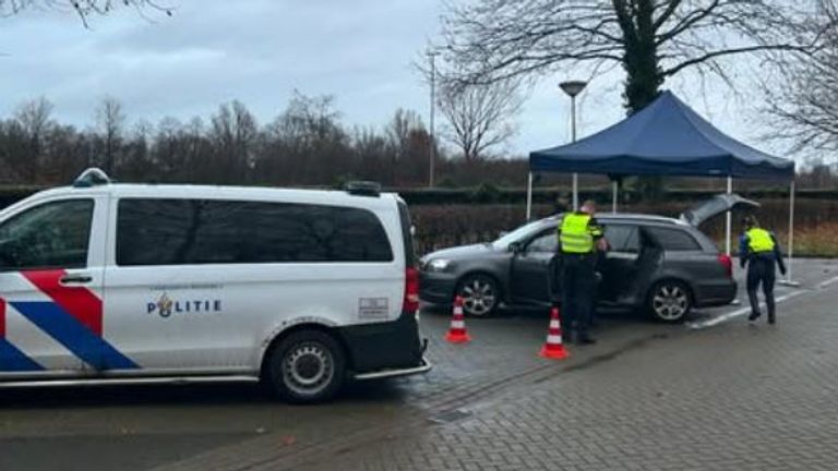 112-nieuws: auto crasht op de A58 • ongeluk op rotonde - Omroep Brabant